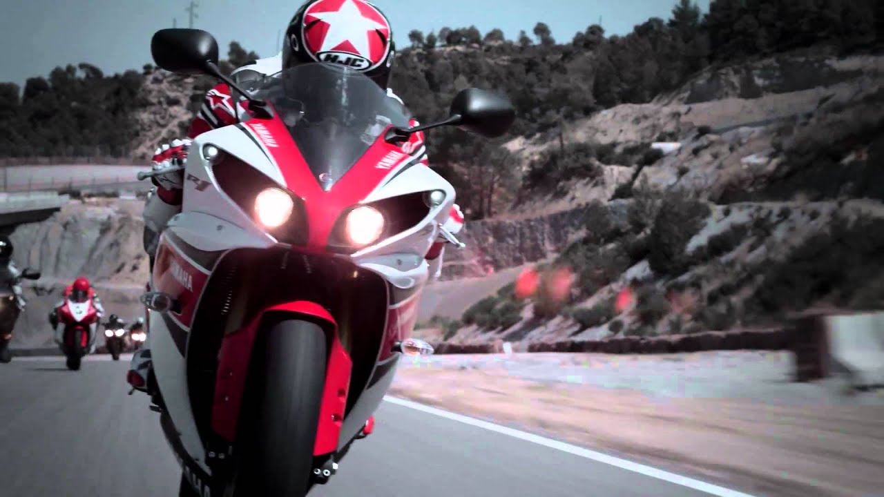 Ben Spies sur circuit avec la Yamaha R1 2012 50th Anniversary - YouTube