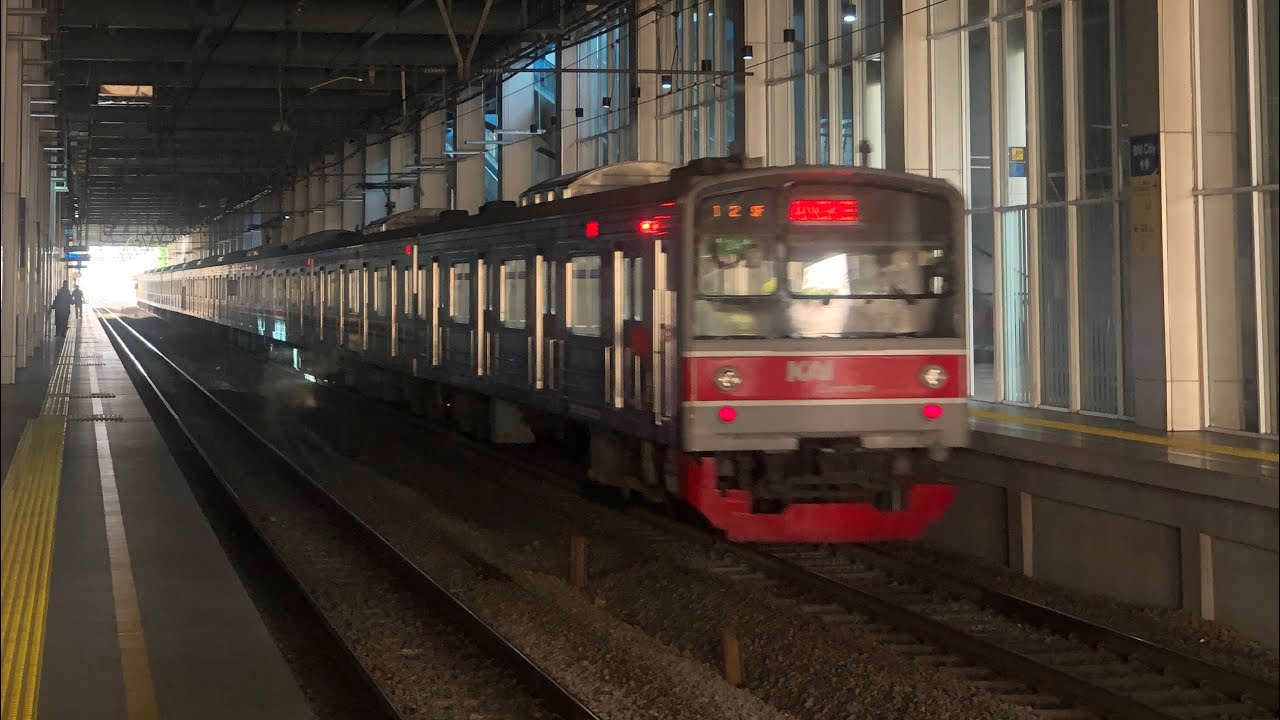 Hunting KRL Commuter line Stasiun BNI City Blue line JR 205 KA BANDARA ...