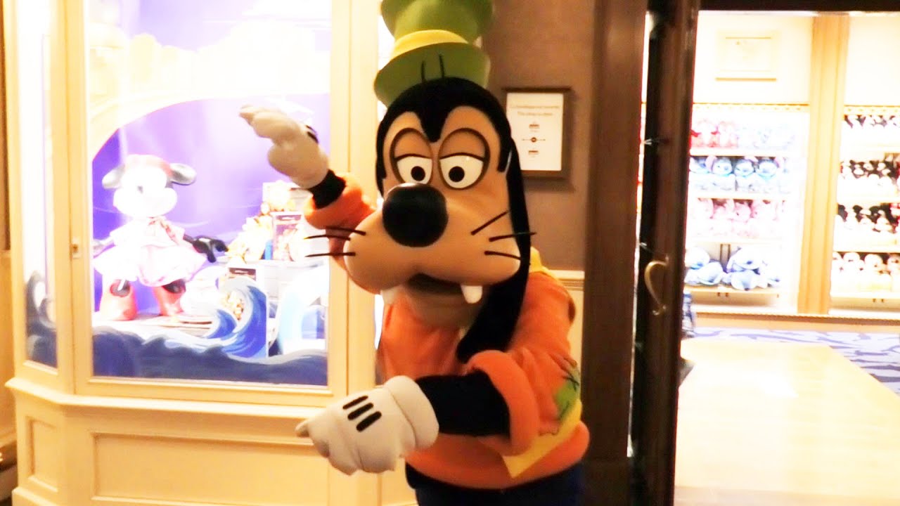 Goofy Entertaining Guests in Newport Bay Club Lobby at Disneyland Paris ...