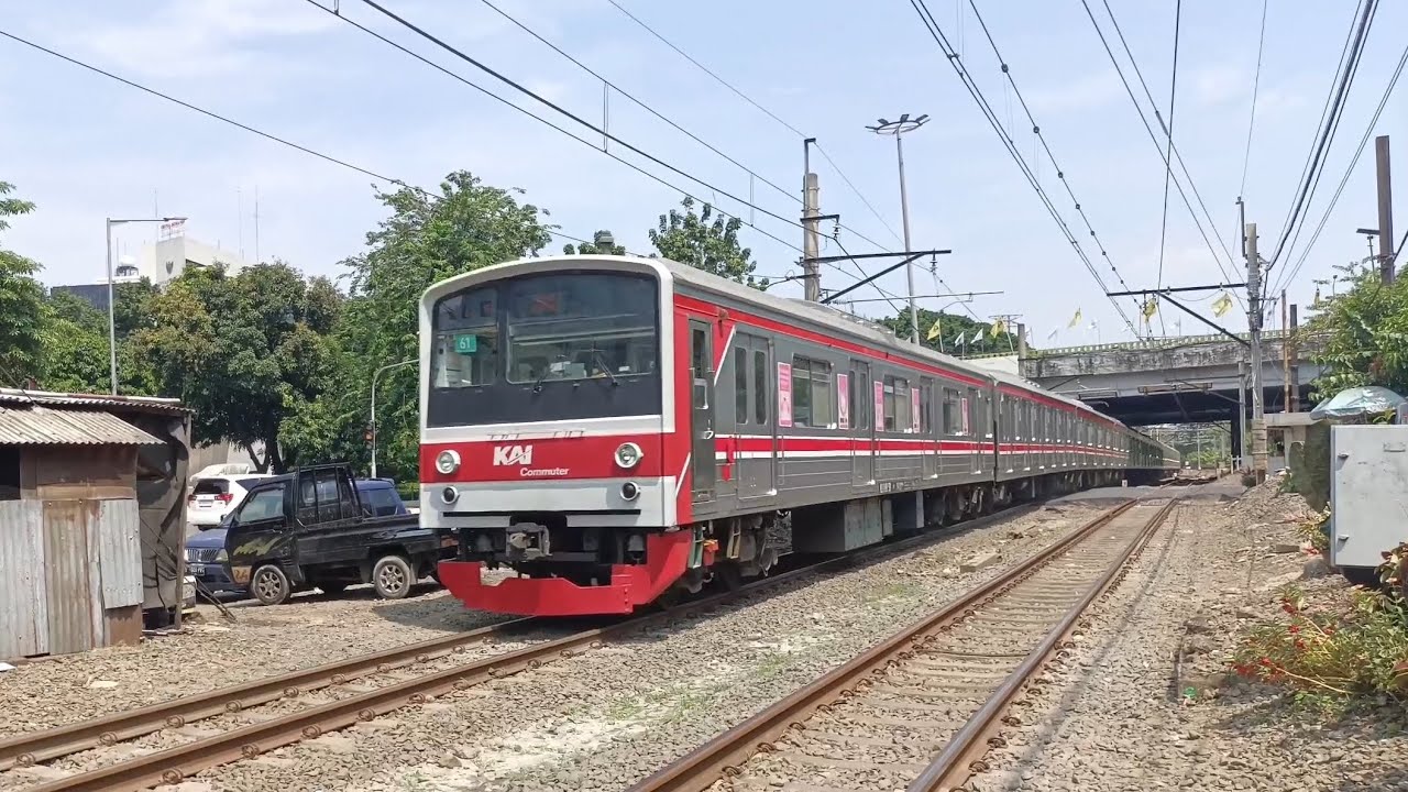 KERETA API KAI DI SAPA MASINIS STASIUN PALMERAH KOTA JAKARTA MENUJU ...
