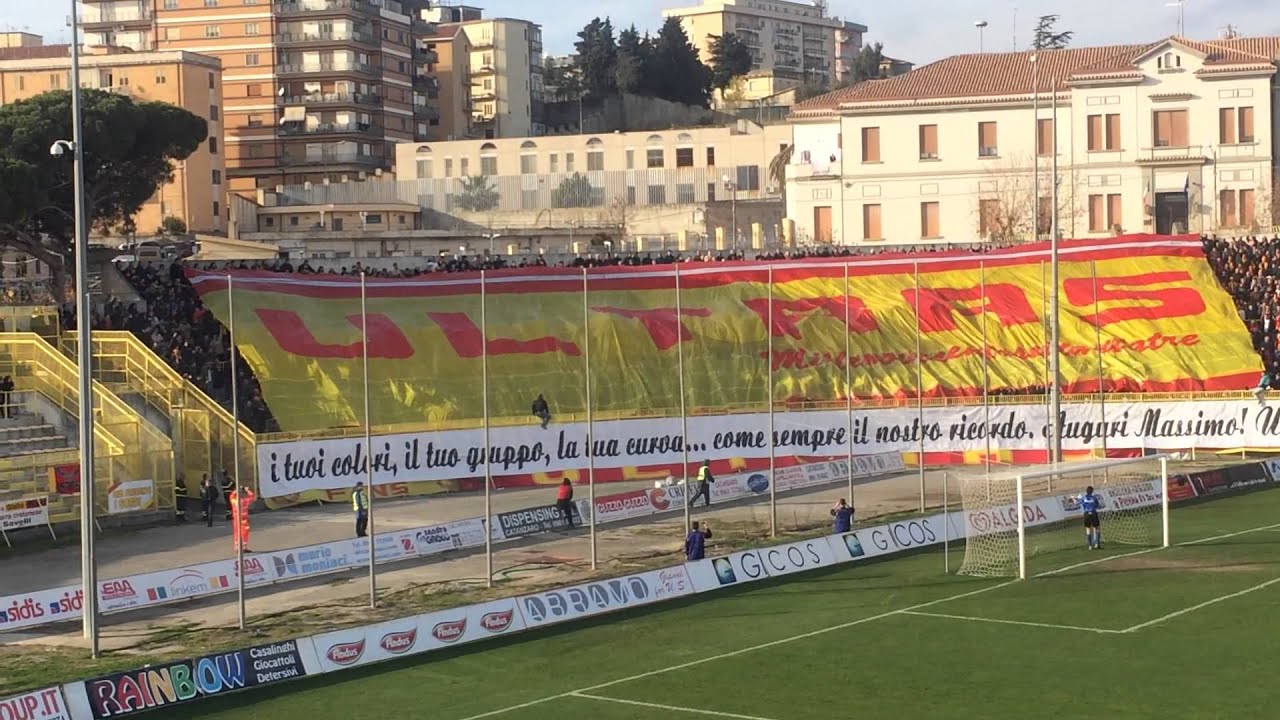 Ultras Catanzaro, coreografia "Massimo Capraro" 2013 - YouTube