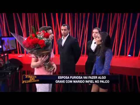 Teste de Fidelidade: Esposa parte pra cima de infiel no palco