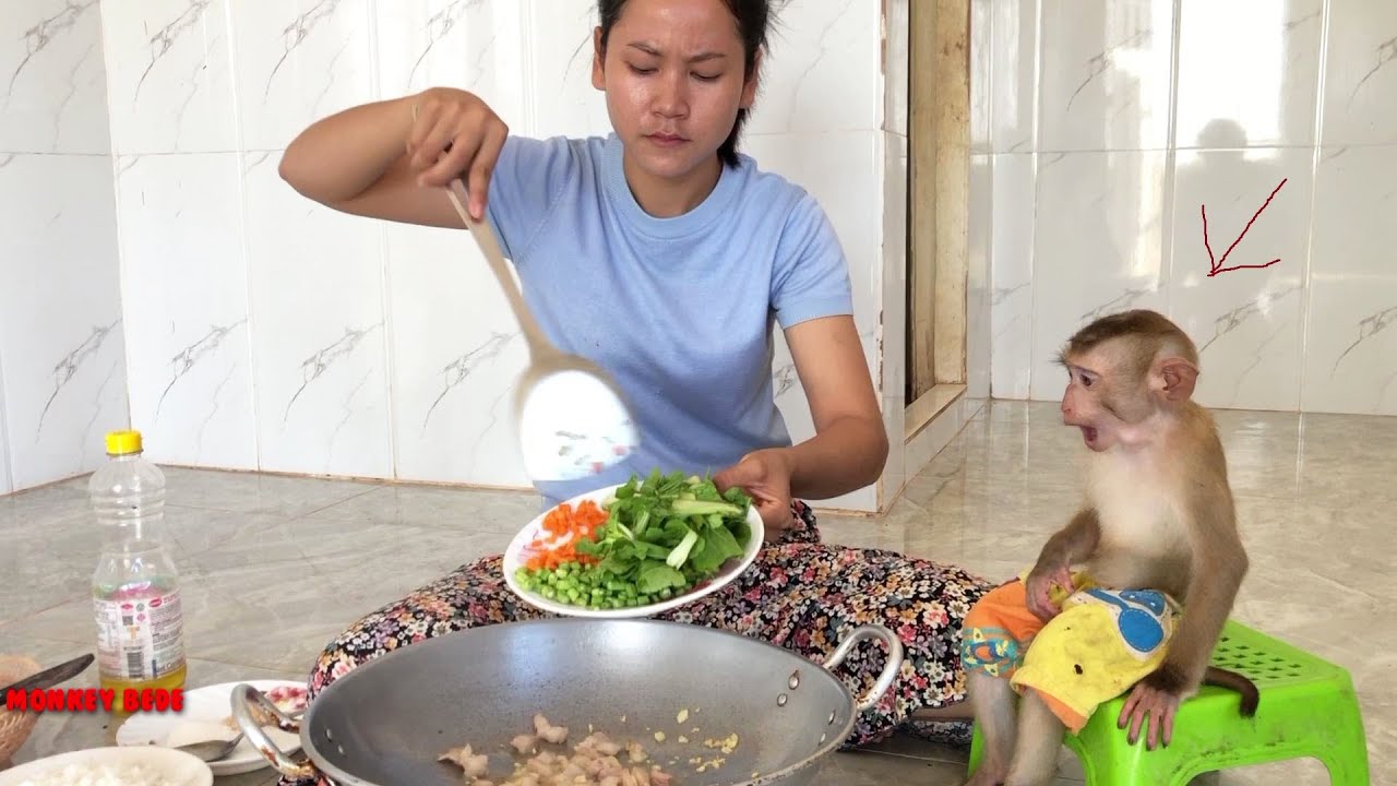 OMG !!! BEDE So Hungry & Try To Request Aunt Cooking Quickly - YouTube