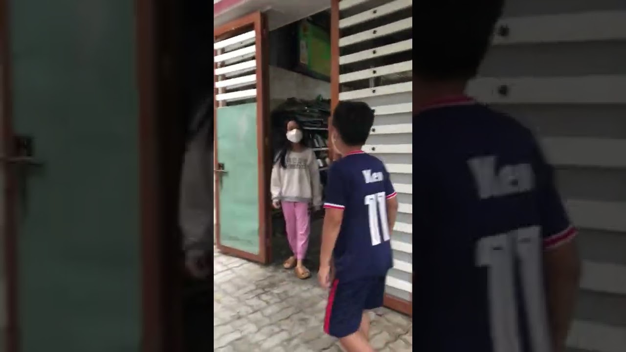 2 đứa con nít đánh nhau - YouTube