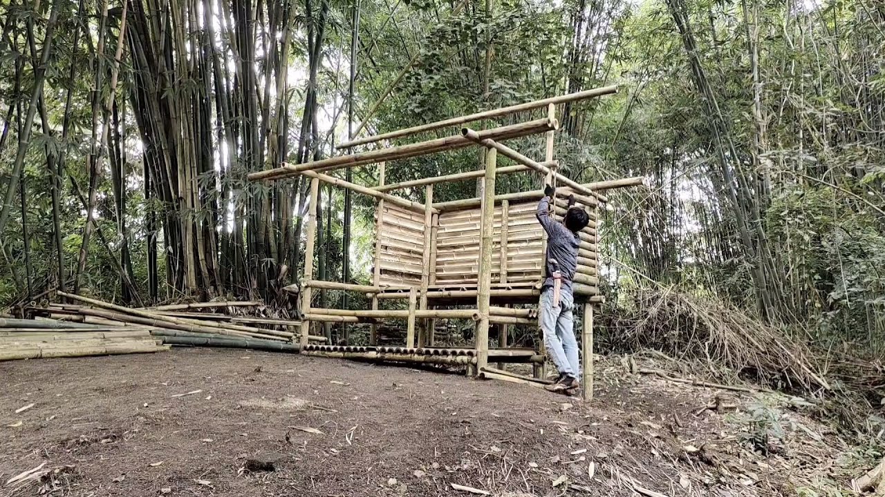 SOLO CAMPING MEMBUAT PONDOK BAMBU MUNGIL DAN CANTIK DI HUTAN - YouTube