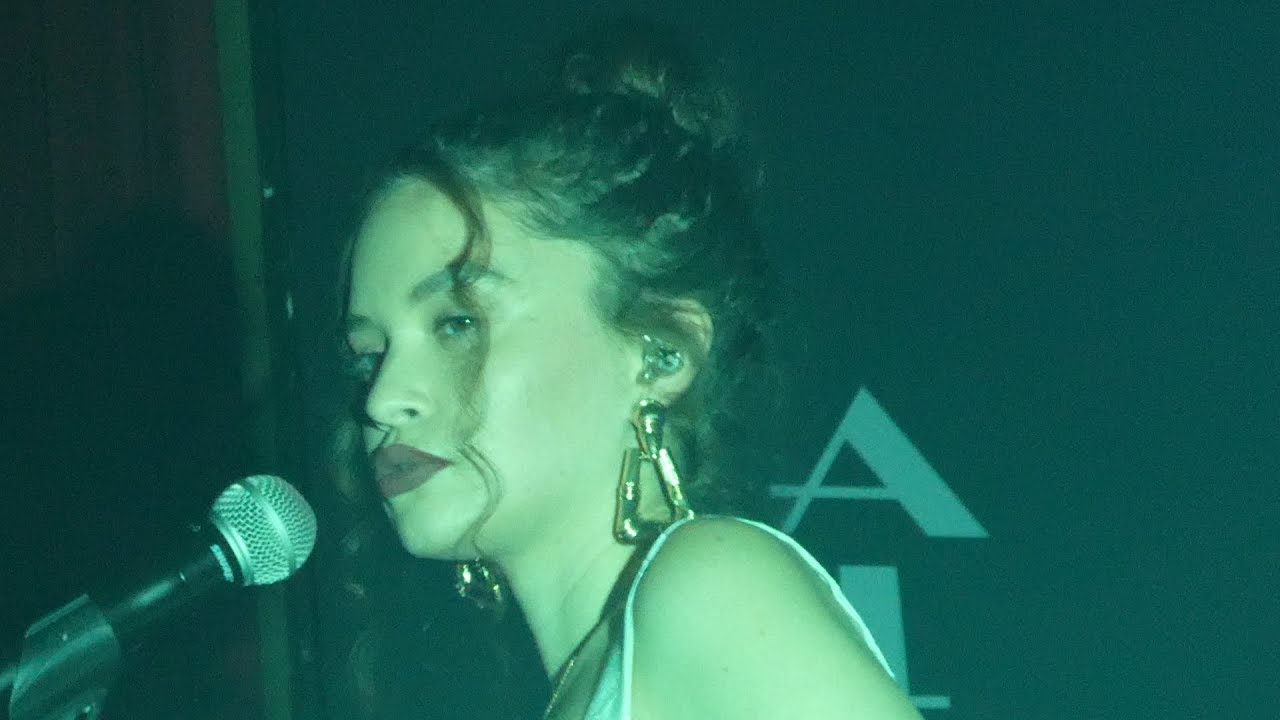 Sabrina Claudio - Stand still / All to you - Live Paris 2019 - YouTube