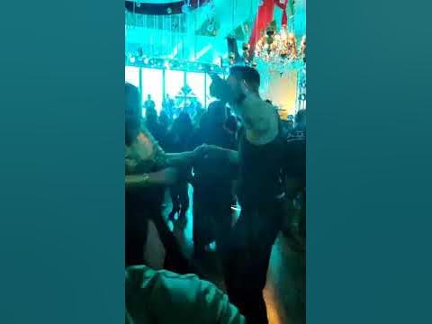 Lo graban bailando en la posada del trabajo. - YouTube