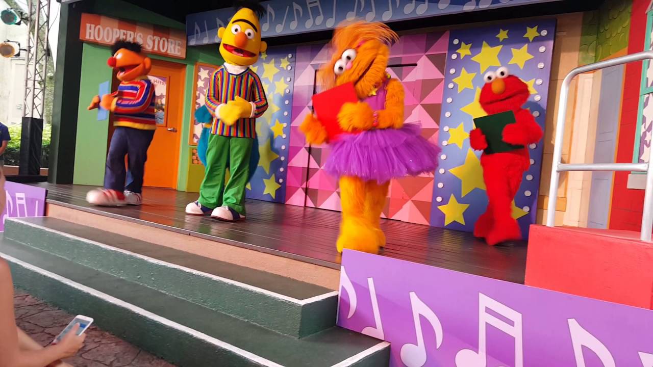 Baby Gabriella watching the Elmo show at Busch Gardens. So much fun ...