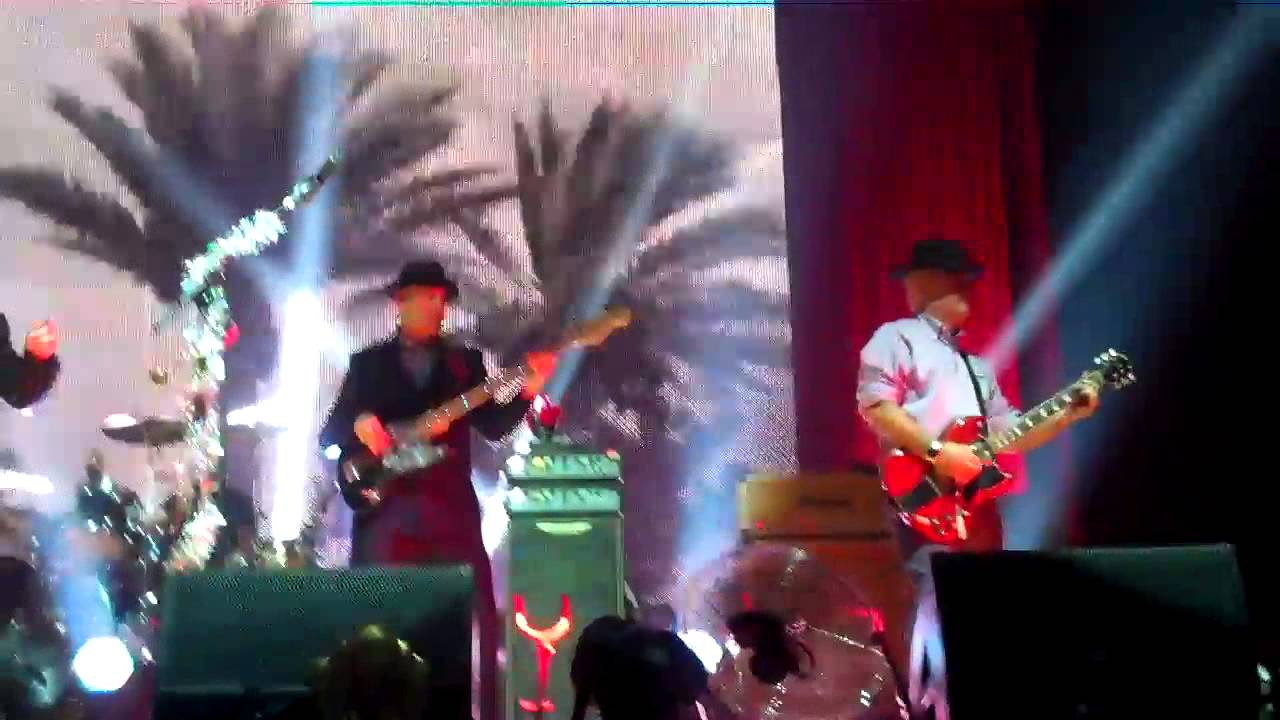 Madness London O2 Madness (featuring Wilko Johnson) and Nightboat - YouTube