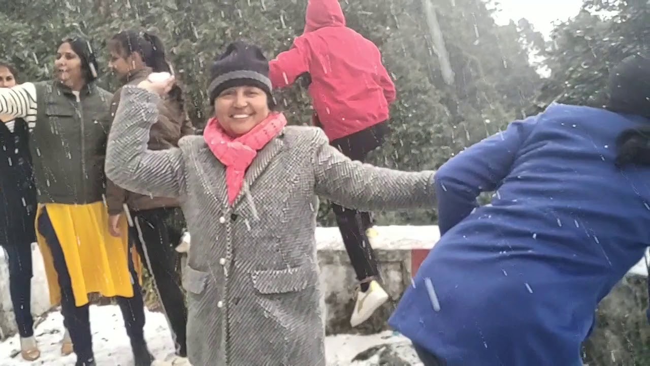 Mussoorie First Snowfall 2020 on 4th January - YouTube