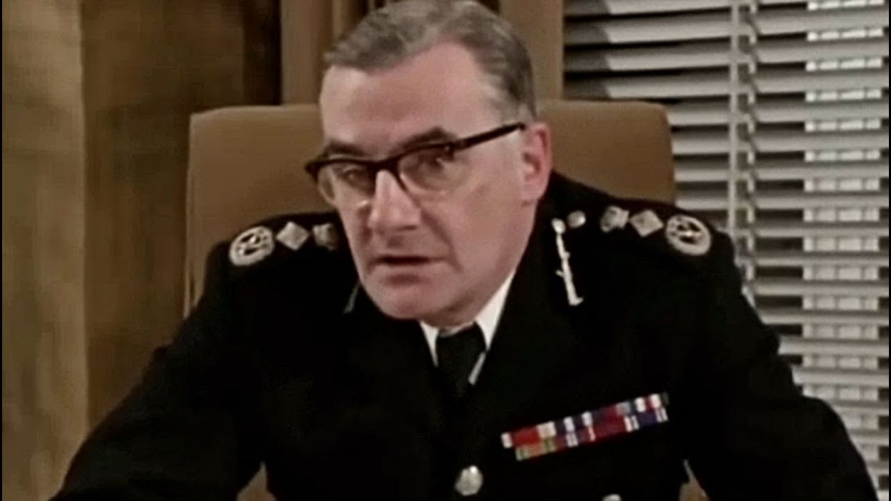 Sir Robert Mark the man who cleaned up the Metropolitan Police Service. - YouTube
