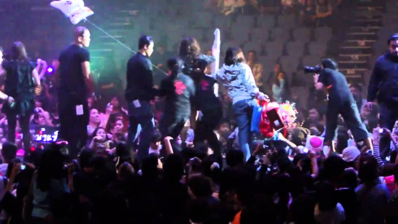 หลังคอน The Showcase Concert 30.-10-2010 - YouTube