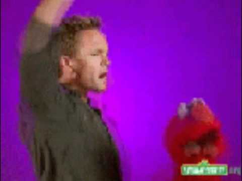 Elmo baila con Barney Stinson "Neil Partick Harris" ( Elmo dancing with ...
