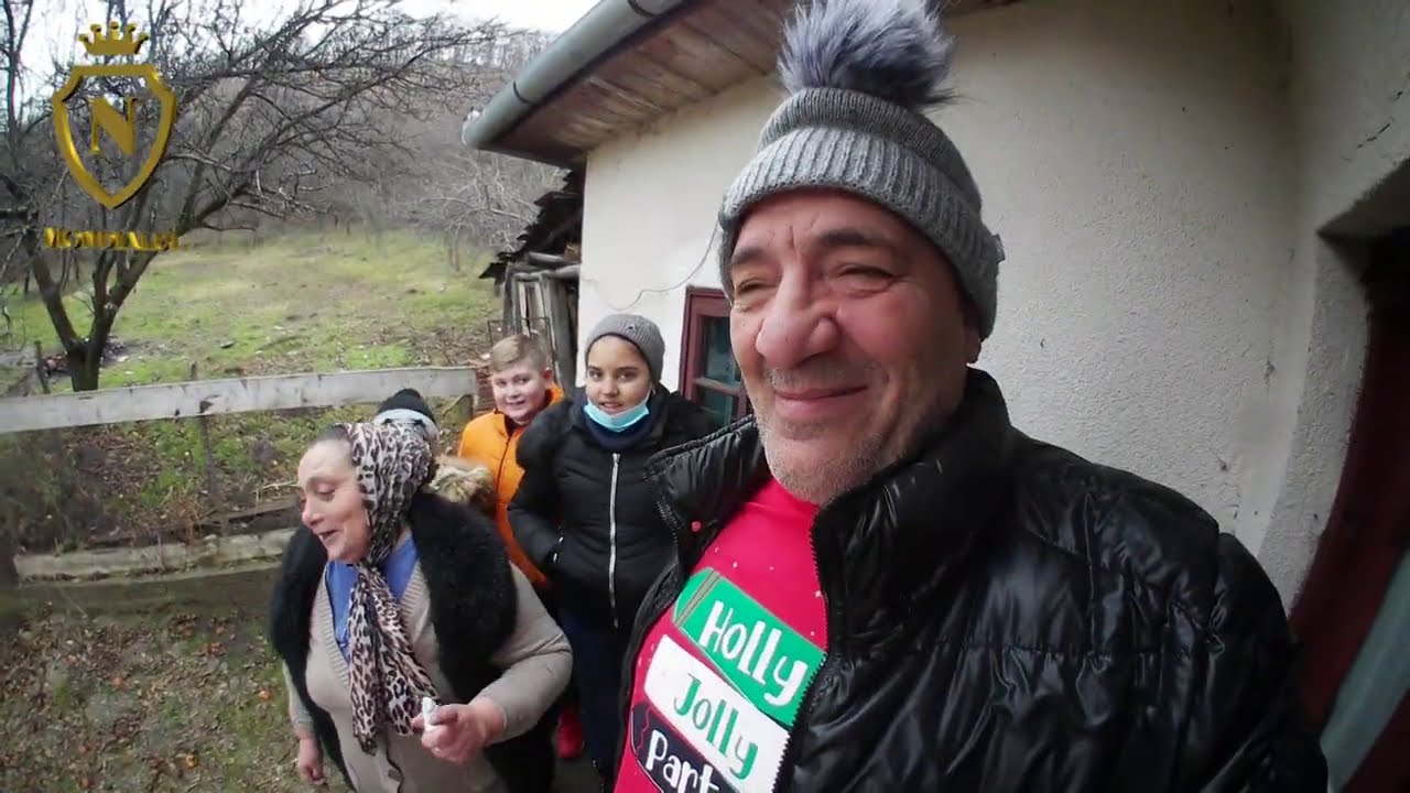 PRIMII COLINDATORI LA CASA DIN CIURILA (CASA MONDIALA) - YouTube