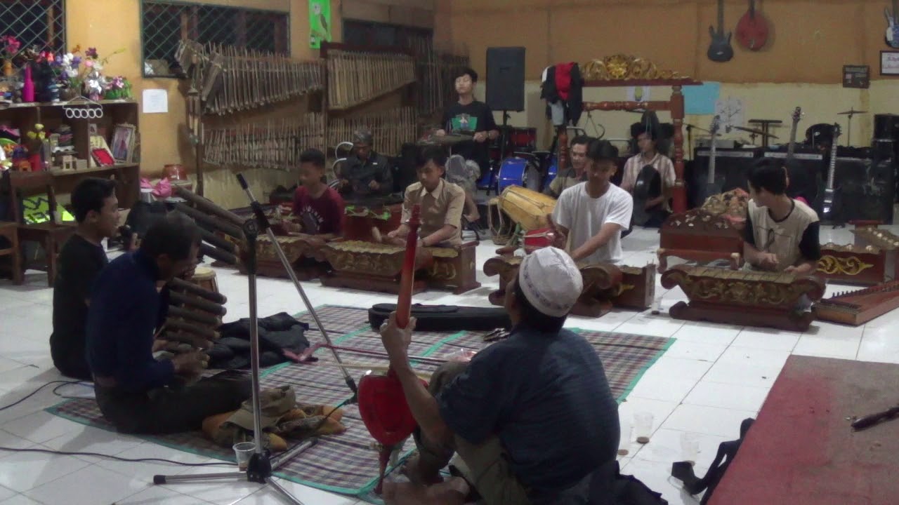 "daun pugur" wanda anyar/kliningan karawitan sunda - YouTube