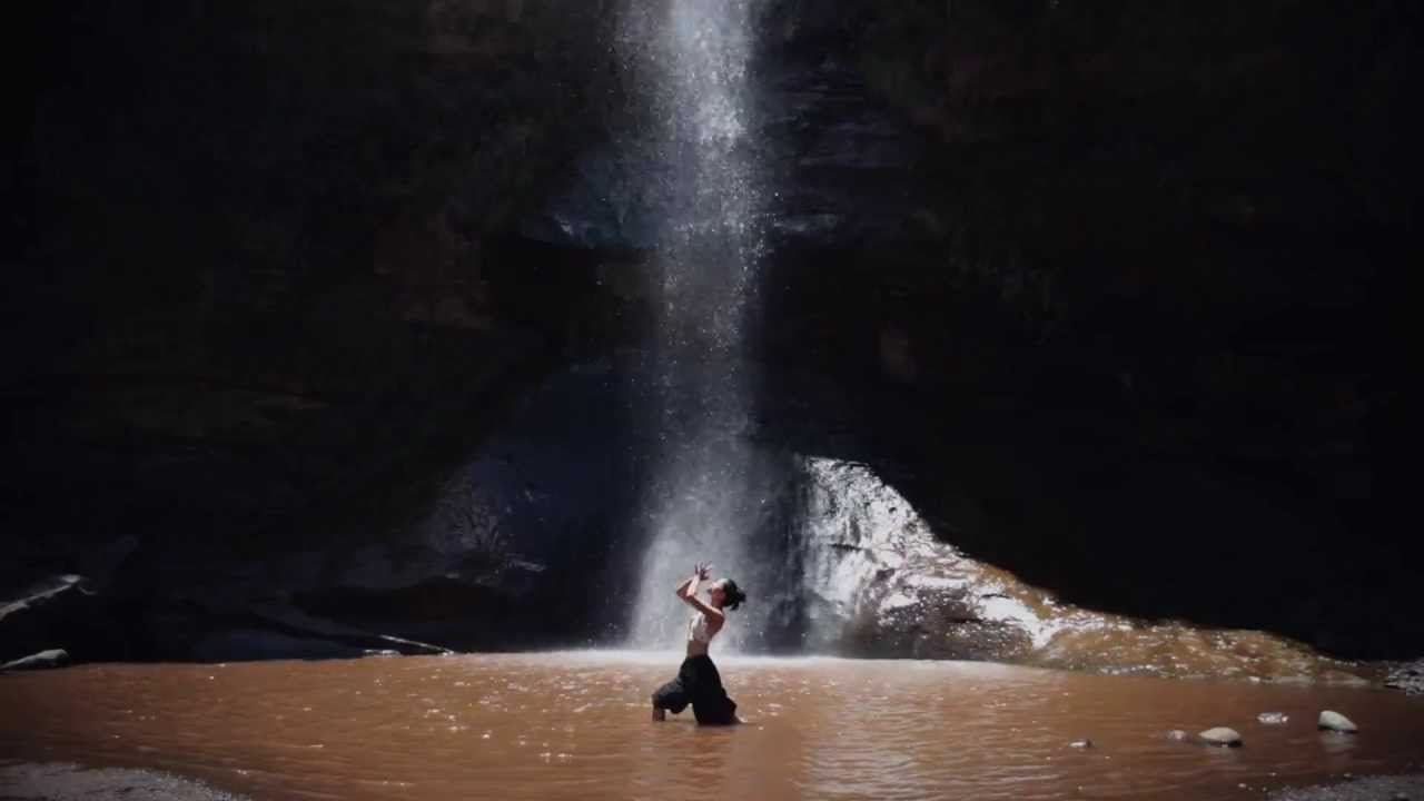 旅する鈴木451:Yoga in Malealea Falls @Lesotho - YouTube