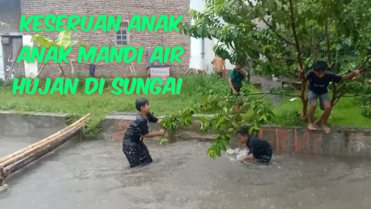 keseruan anak anak mandi air hujan di sungai - YouTube