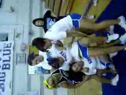 Cheerleading stunt gone bad - YouTube