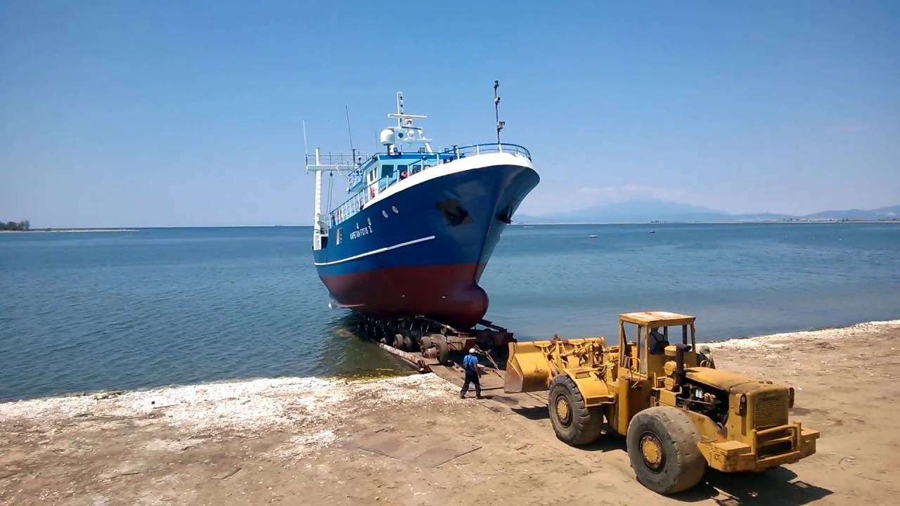 καθέλκυση σκαφους-μηχανοτρατας, καρναγιο κεραμωτης καβαλα, launch ship ...
