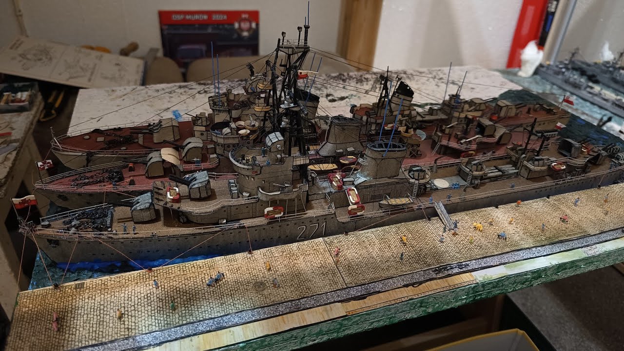 Niszczyciele OORP BŁYSKAWICA BURZA GROM II przycumowane do siebie i ...