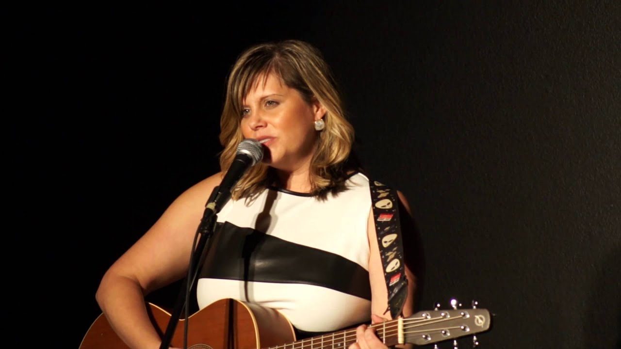 Vicky Emerson performs 'Washington Street' live at Molly's on Main ...