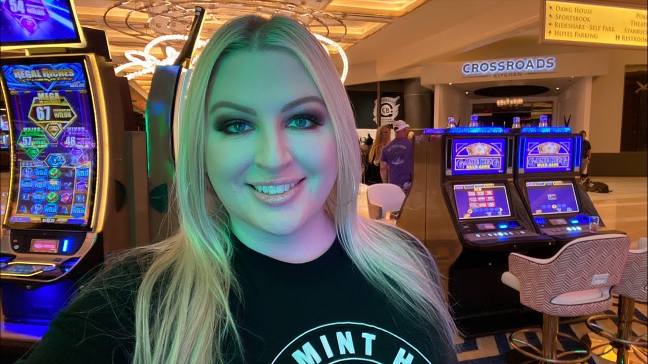 COME TO THE POOL WITH ME 🌴Resorts World 🔴LIVE FROM THE STRIP AT NIGHT ...
