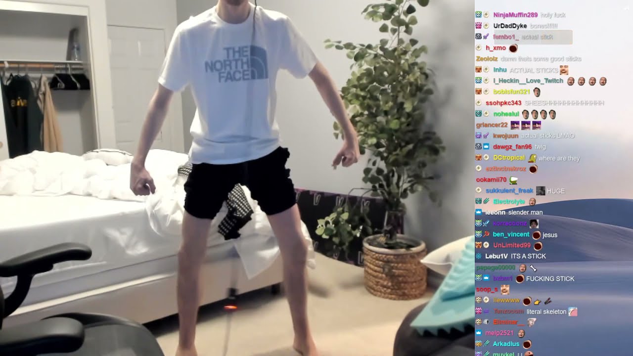 xQc Flexes his Muscles on Stream - YouTube