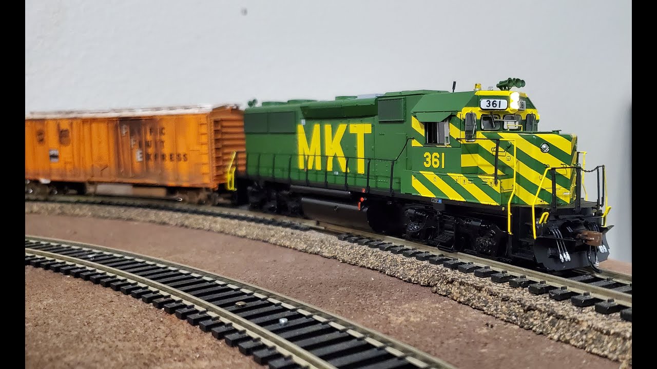 Unboxing/Reviewing the Athearn Genesis GP39-2 in MKT Paint! - YouTube