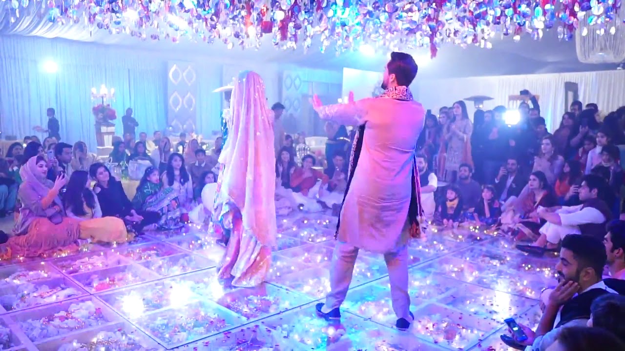 Best Mehndi dance 2019 Bhangra Ta Sajda Pakistani mehndi dance bride ...