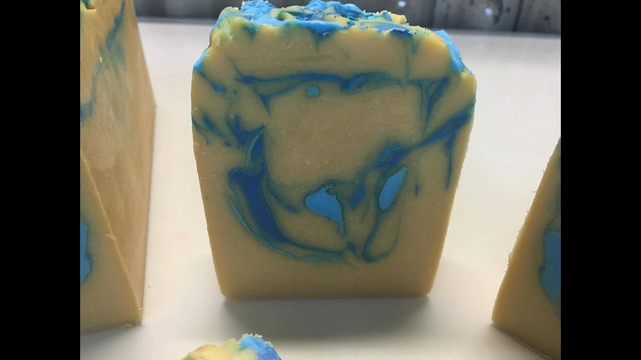 Persian spice with melt and pour swirl - YouTube