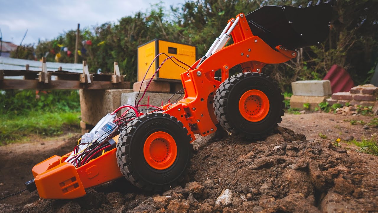Lukas Cajkar's HITACHI ZW370 3D printed Wheel loader Offroad Test, turn ...