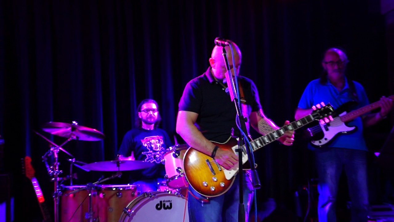 Black Strat Band live at the Aquarius Restaurant, Sidari. Parisian ...