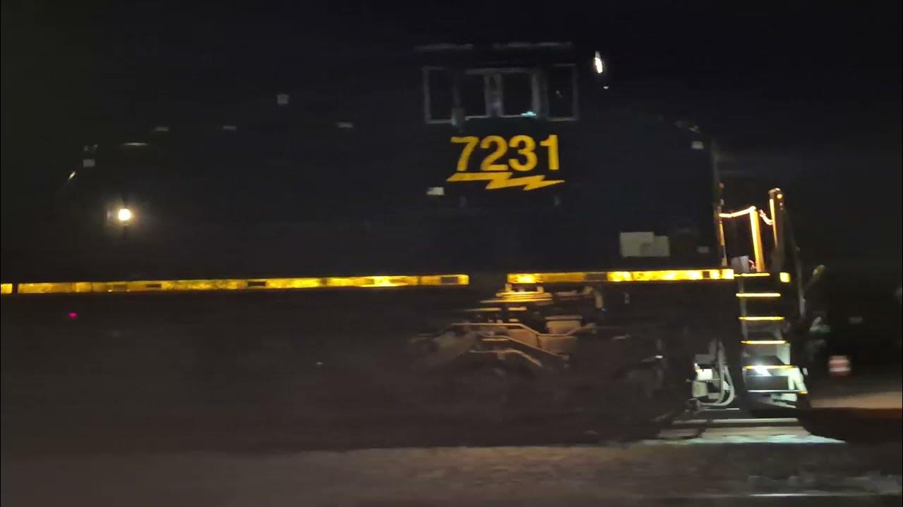 CSX train E315 brings empties North on a cold night - YouTube