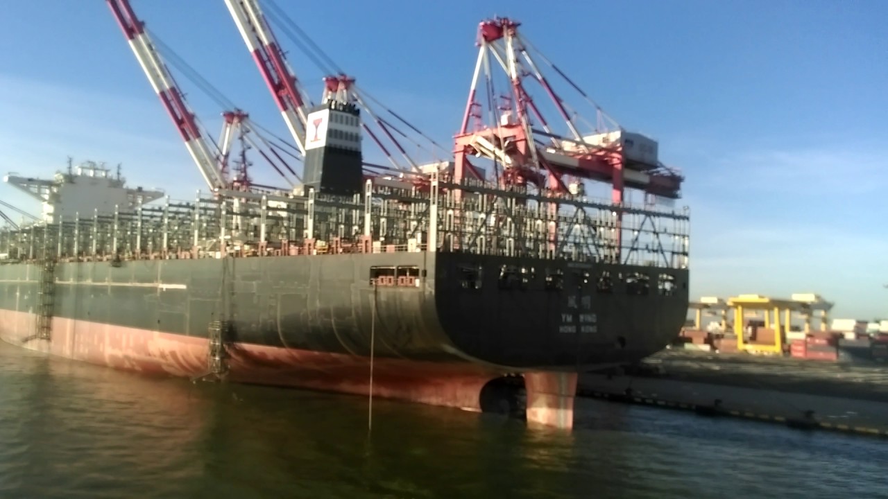 Ym wind sustained damage at Kaohsiung port - YouTube