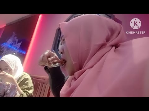 HBD uncle aldi || Lagi asyik makan malah ditarik cucu hampir jatuh😅😅 ...