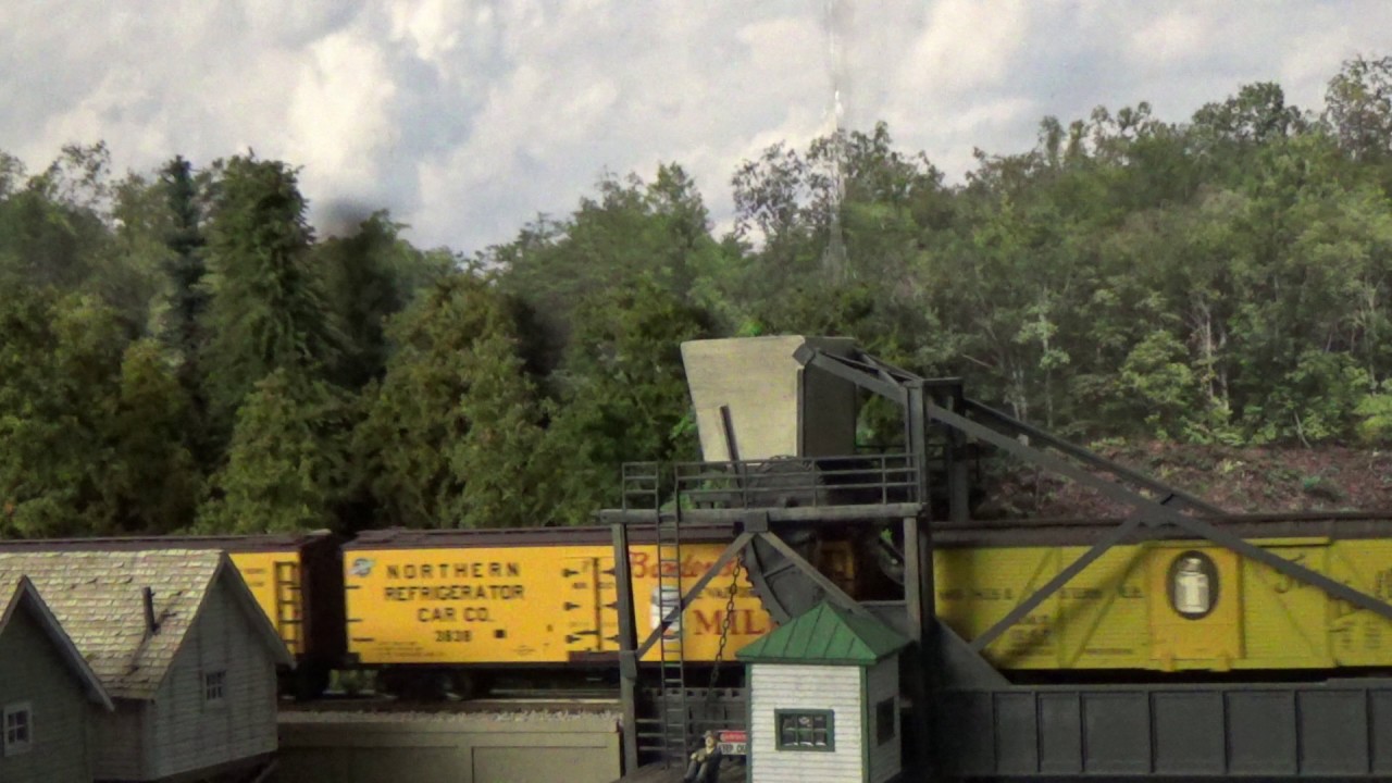 ACL #8000 with billboard reefers at dusk. - YouTube