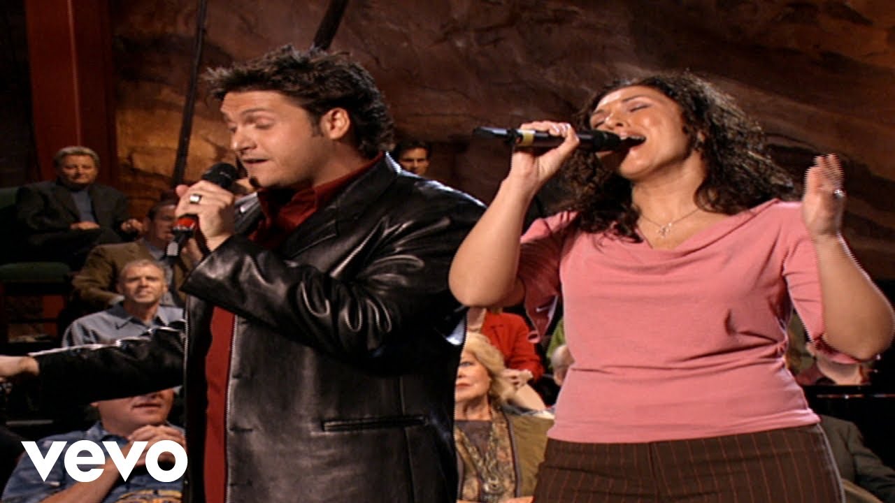 Bill & Gloria Gaither - All Hail the Power of Jesus Name [Live] ft ...