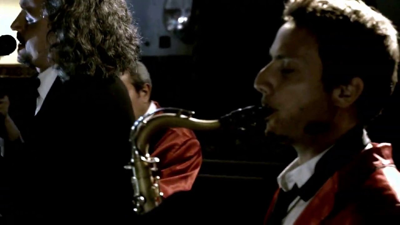 Tintarella di luna | Mina | B2 Studios Bcn | Los Carosones - YouTube