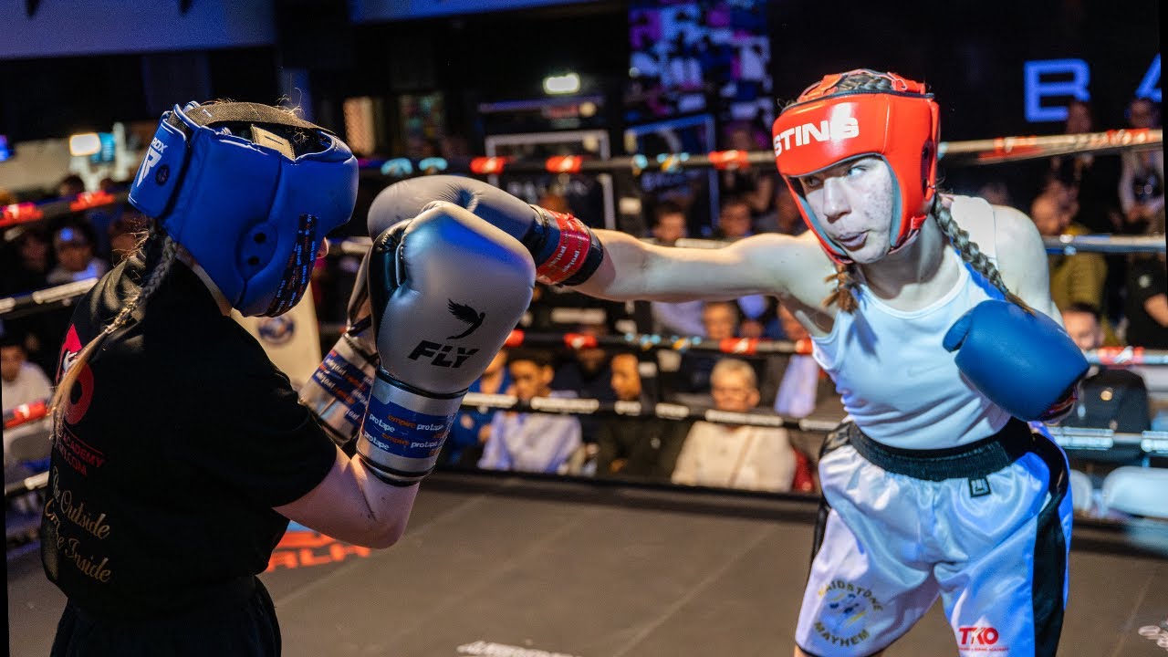 1 Ellie Jane Hill vs Amelie Beaney - YouTube