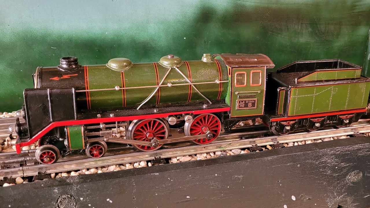 Märklin tinplate E66/12920 early green version 0 gauge - YouTube