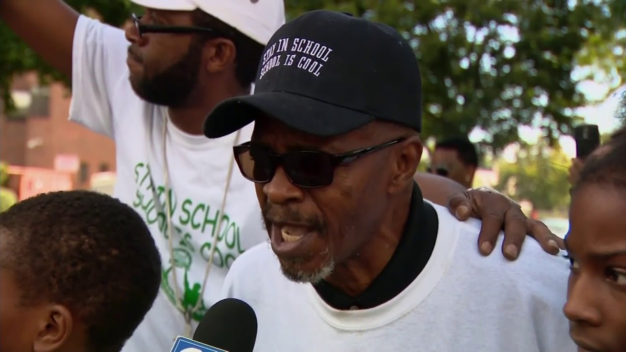 Chance the Rapper gives back - YouTube