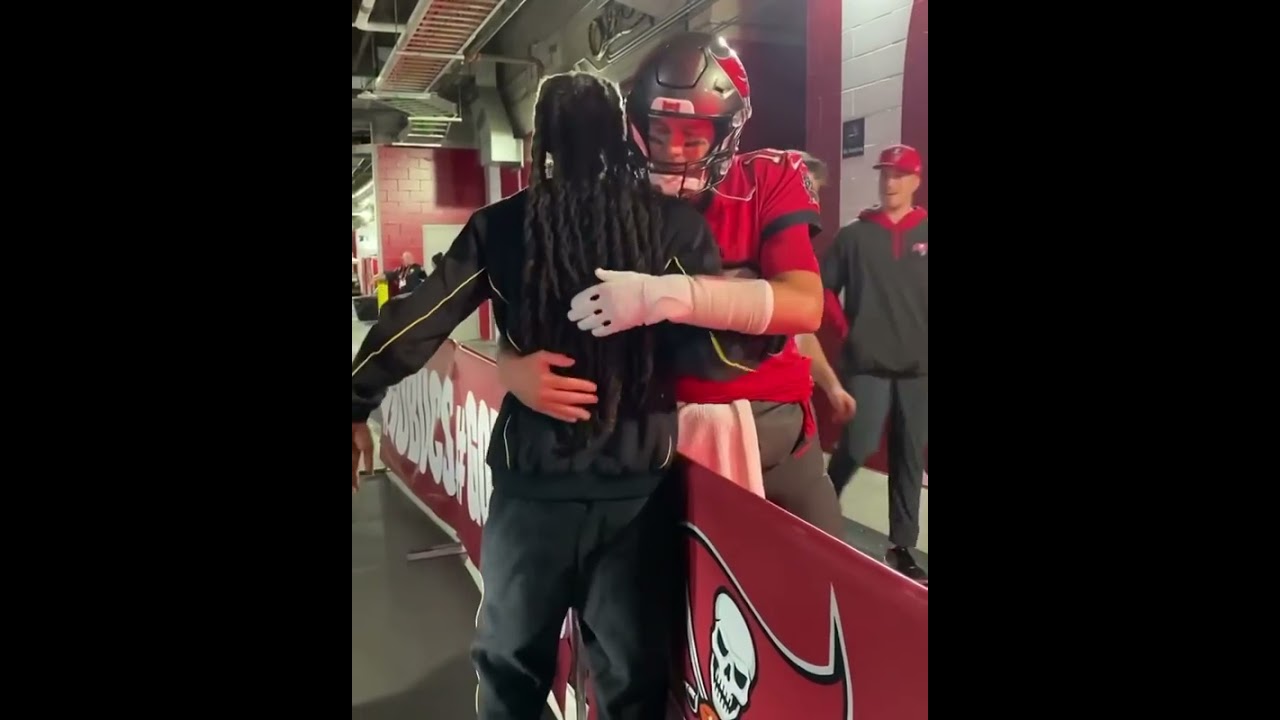 Snoop Dogg Meets Tom Brady in the Tunnel! - YouTube