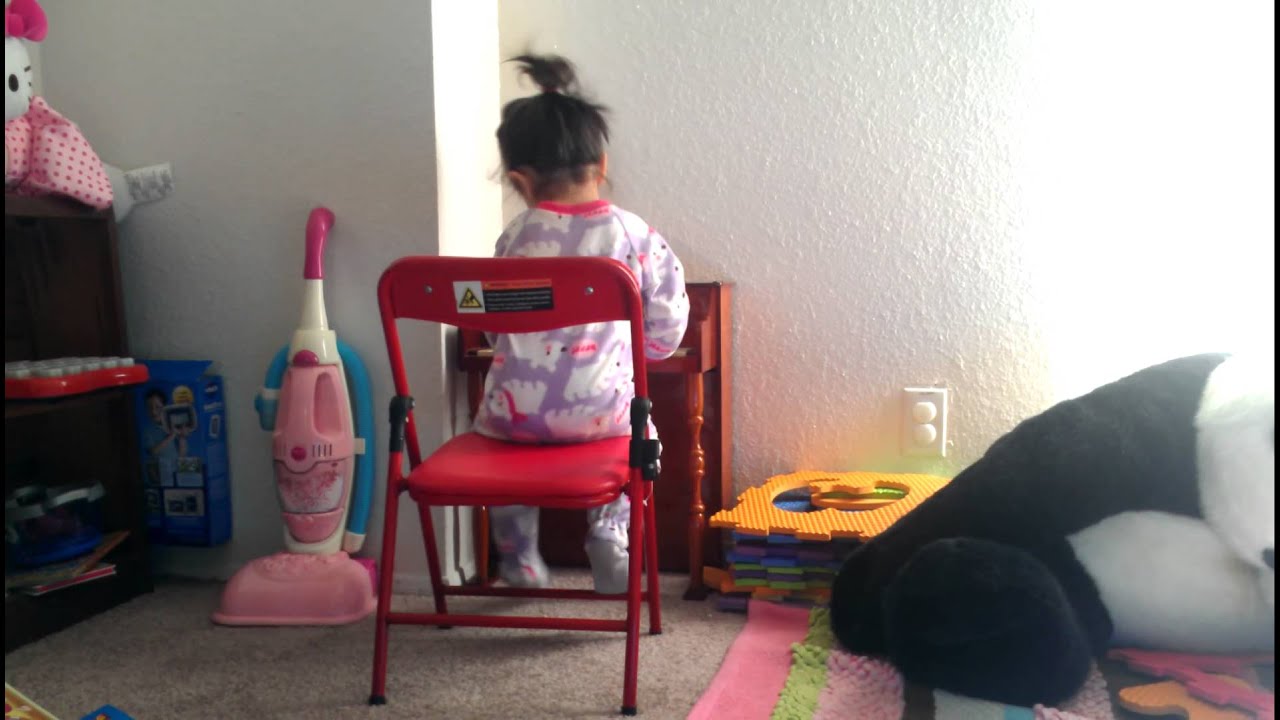 Nevaeh Playing her toy piano - YouTube