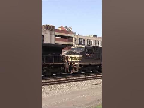 NS Engineer Waves! #trains - YouTube