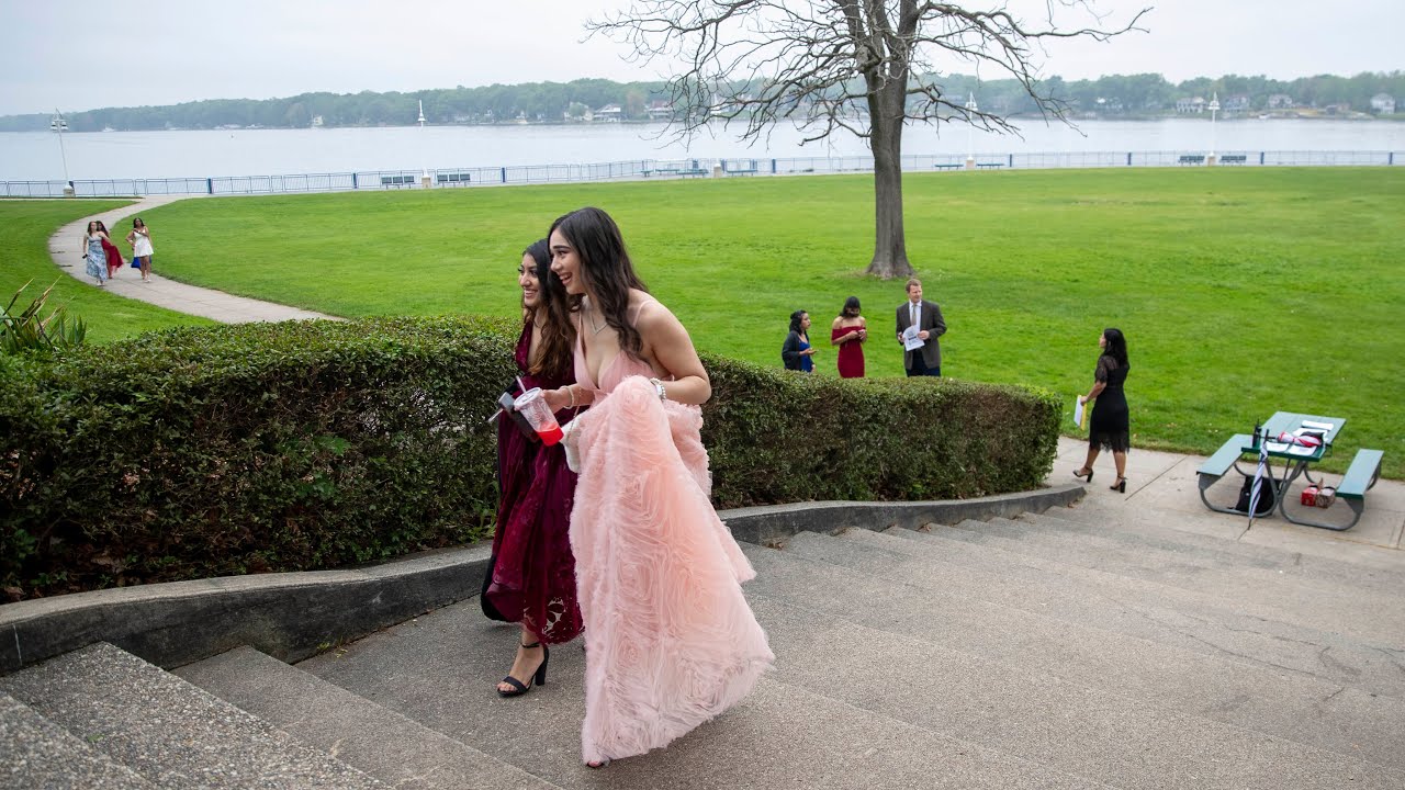Holland holds outdoor prom with pandemic restrictions - YouTube