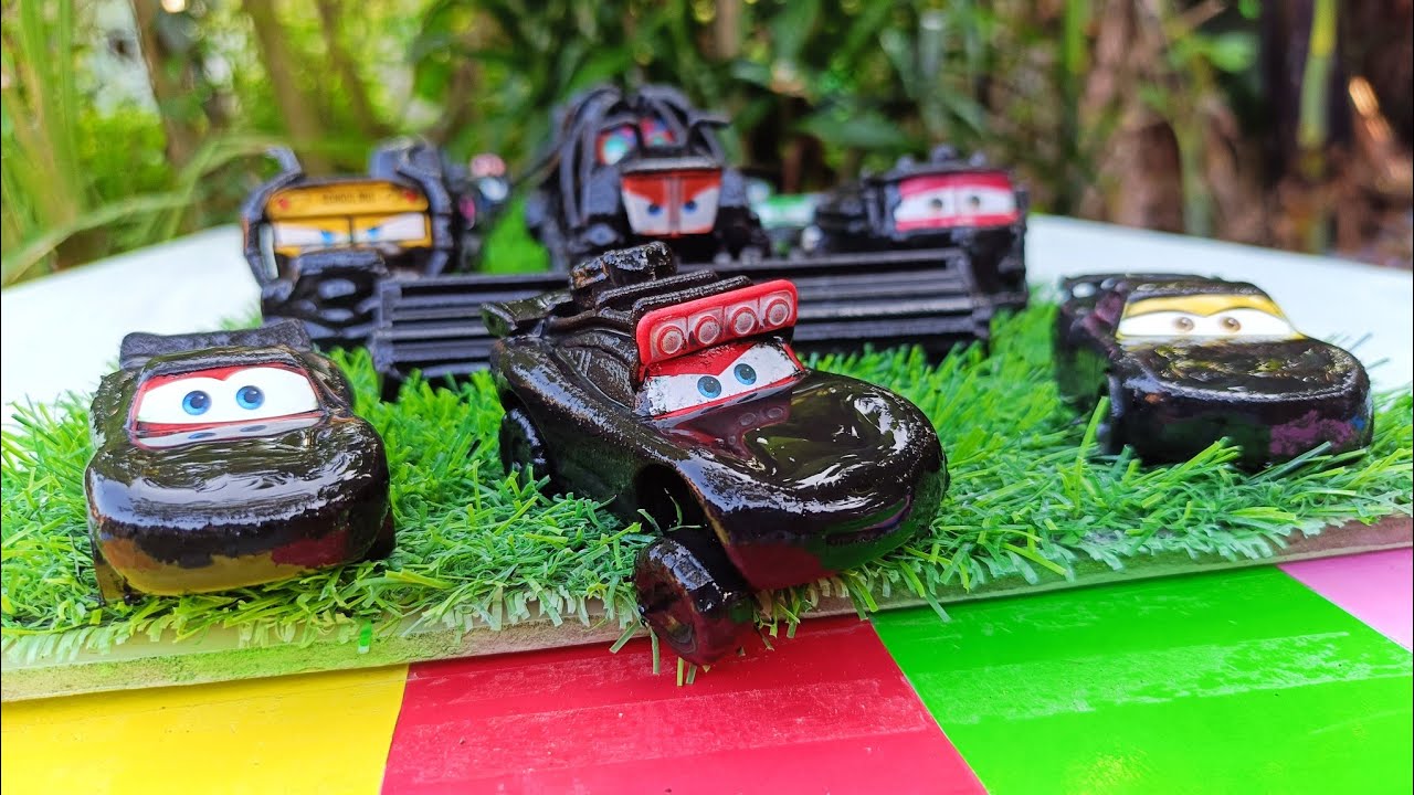 Clean up muddy lightning mcqueen, cruz ramirez, chick hick, the king ...