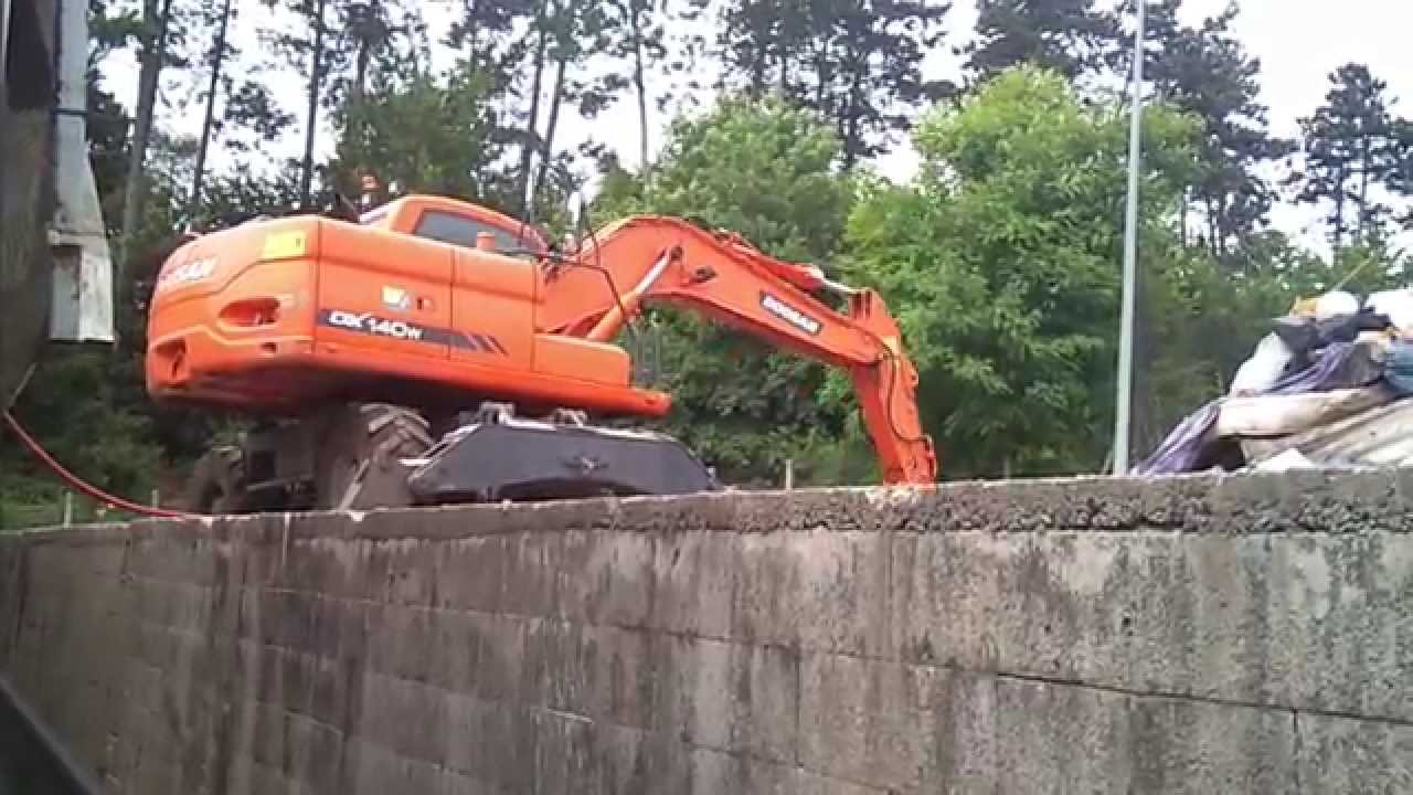 Doosan DX140W Wheel Excavator - YouTube