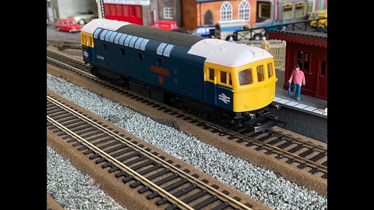 My LIMA OO GAUGE BR BLUE CLASS 33 NUMBER 33056 THE BURMA STAR - YouTube