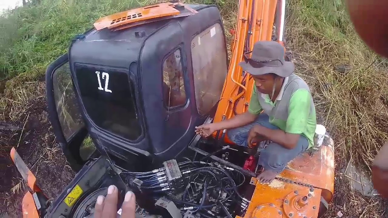 Hitachi zaxis110 habis kebakaran tdk bisa swing - YouTube
