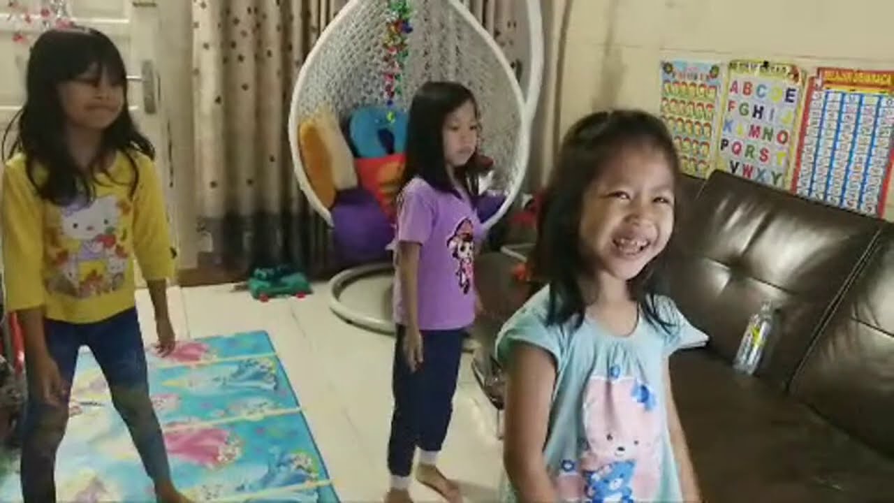 Senam Lucu Sikembar - YouTube